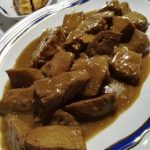 Seitán guisado en salsa con patatas al horno - Recetas veganas
